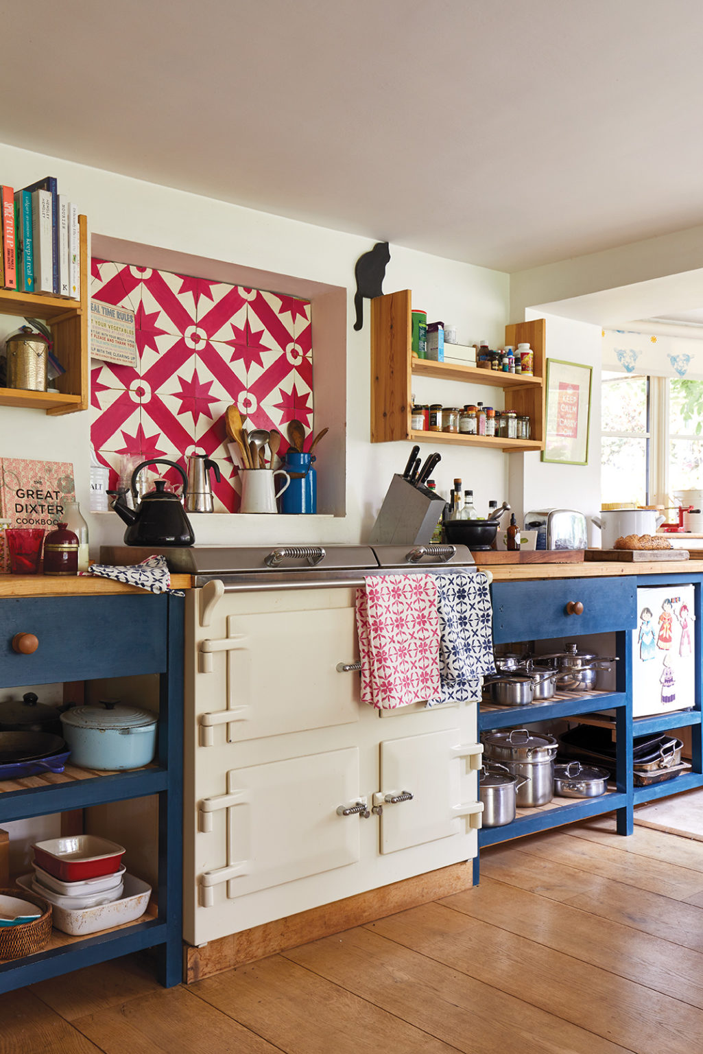 Explore Textile Designer Molly Mahon's Charming English Country Cottage ...
